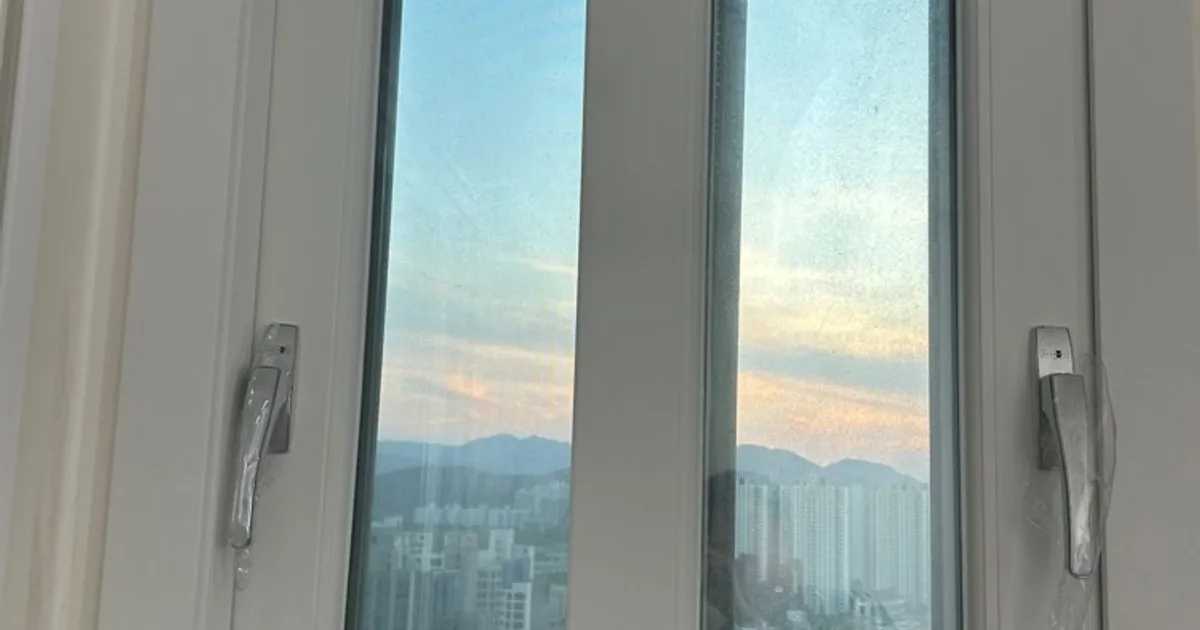 3분이 오셔서 전체적인 필름시공을 해주셨어요 깔끔하게 해주셔서 무척 만족스럽습니다 잘해주셔서 안하려던 다용도실 샷시 등도