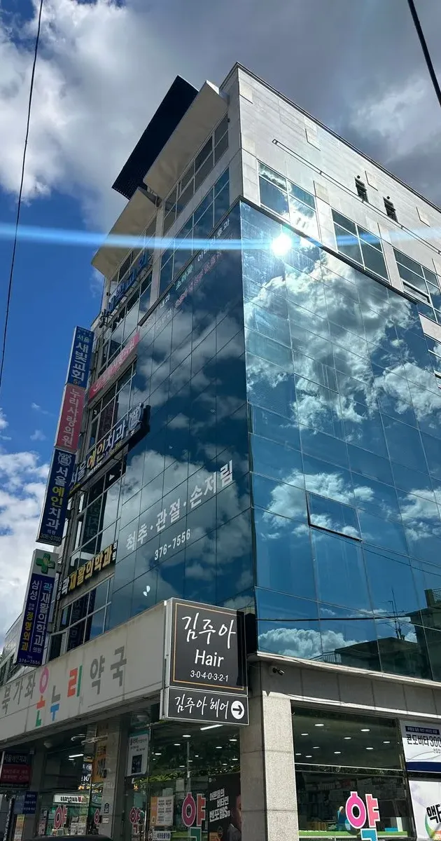 6층 건물 외벽과 창문 청소해주셨습니다 굉장히 깨끗해졌습니다 사장님이 친절하고 디테일하세요 시간이 꽤 걸렸지만 그만큼 신경