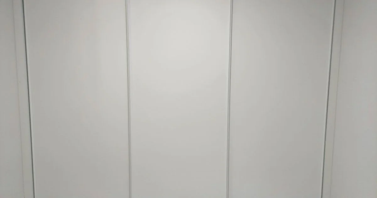 붙박이장 문이 거울로 되어있던 걸 새걸로 교체해 달라는 난이도가 높은 의뢰를 드렸는데 넘 친절하고 깔끔하게 잘 해주셨습니다ㅜㅠ