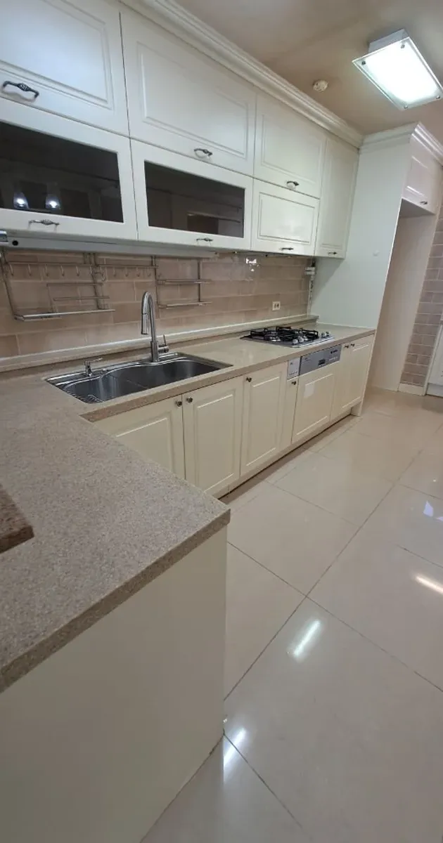 친절히 꼼꼼하게 아주 깨끗히 청소해주셔서 기분 좋네요 곰팡이도 은근히 있어서 지저분했는데 이사오는 기분 상쾌합니다 주방쪽 수납이 많아서 고생하셨어요 이른 아침부터