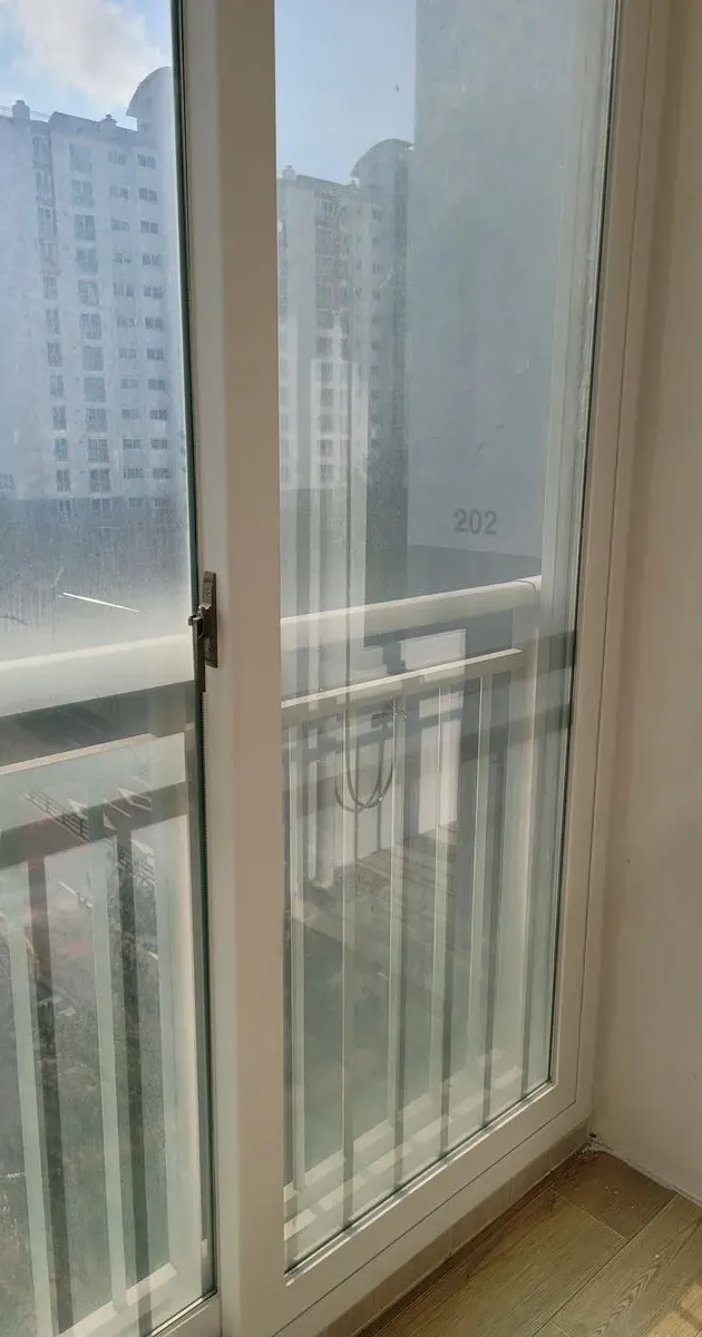 오래된 아파트 베란다 방충망 샷시가 잘 안닫히고 틈새가 벌어졌는데 약속시간에 오셔서 살펴봐주시고 수평 수직작업 꼼꼼하게 해