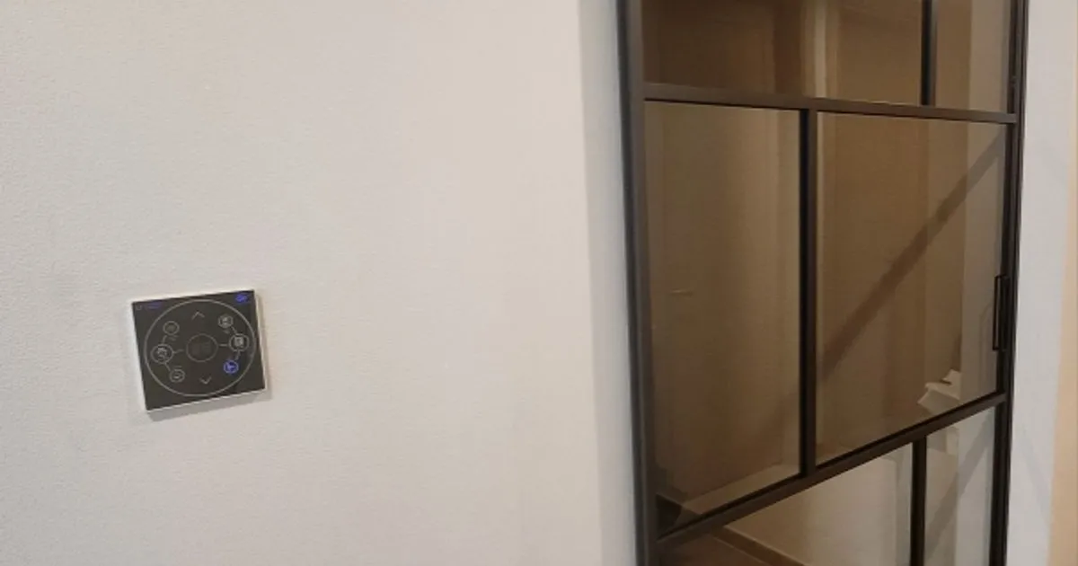 원하는 디자인대로 잘 만들어주셨습니다 처음엔 통유리로 하려고 했으나 크기가 커서 불안정하다고 상담해주셔서 디자인을 변경했어요 실측하시고도 디자인 상담 및 확인 몇 번씩