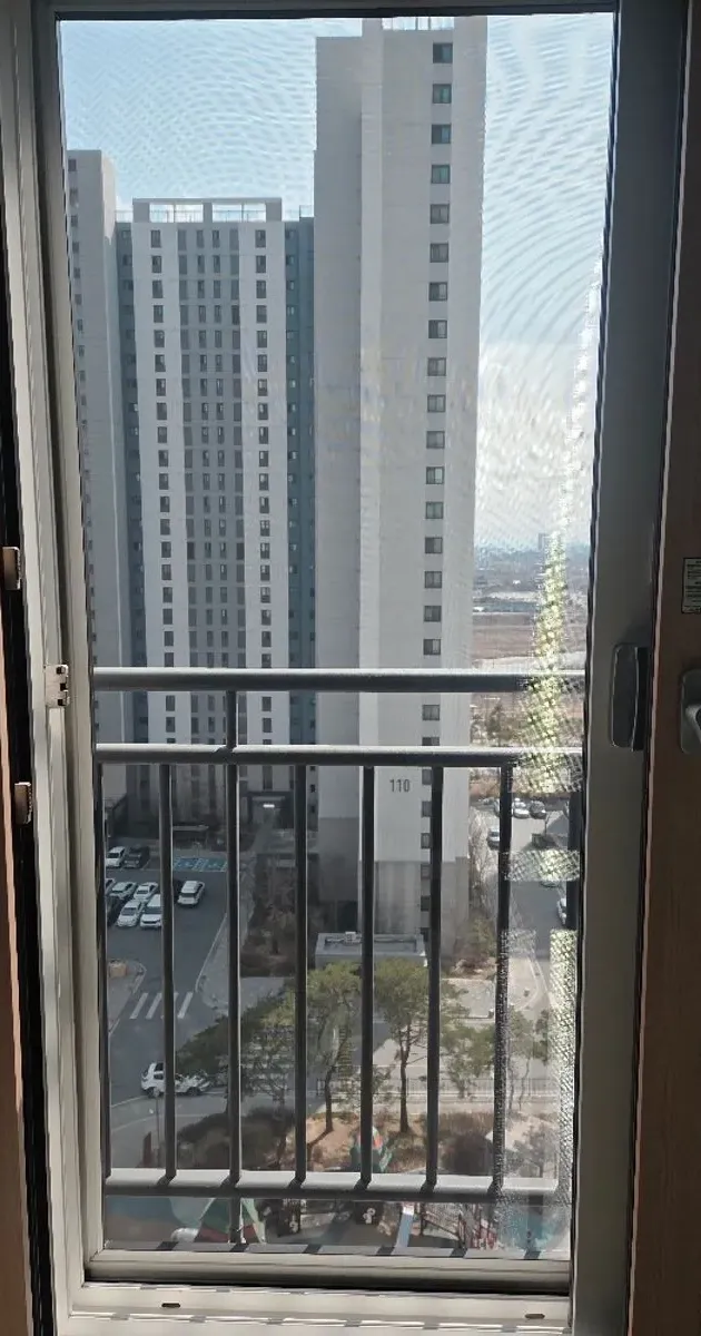 약속시간도 정확하시고 방충망테두리모도 다 갈아주시고 흔들리는 방충망도 다 고쳐주시고 엄청깨끗하고 깔끔하게 진행해주셨어요 이