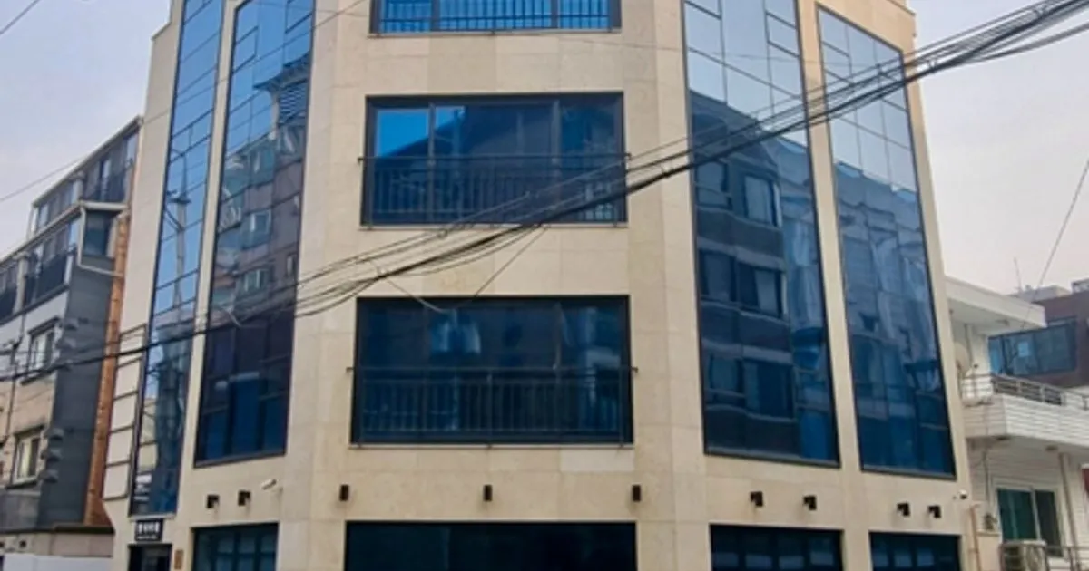 건물 전체 유리창 청소 진행했고 사장님 포함 세분이 오셨습니다 요청사항도 바로 들어주시고 굉장히 친절하셨어요ㅎ 결과물도 너무
