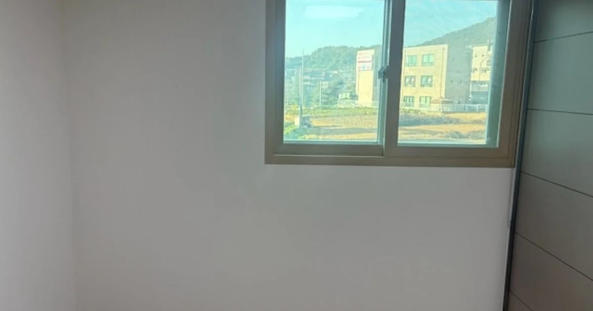 실크 도배 요청드렸어요 이전 도배지 다 제거해주셨고 완벽하게 시공해주셨네요ㅎㅎ 정말 새 집이 된 기분이에요 감사합니다ㅎㅎ