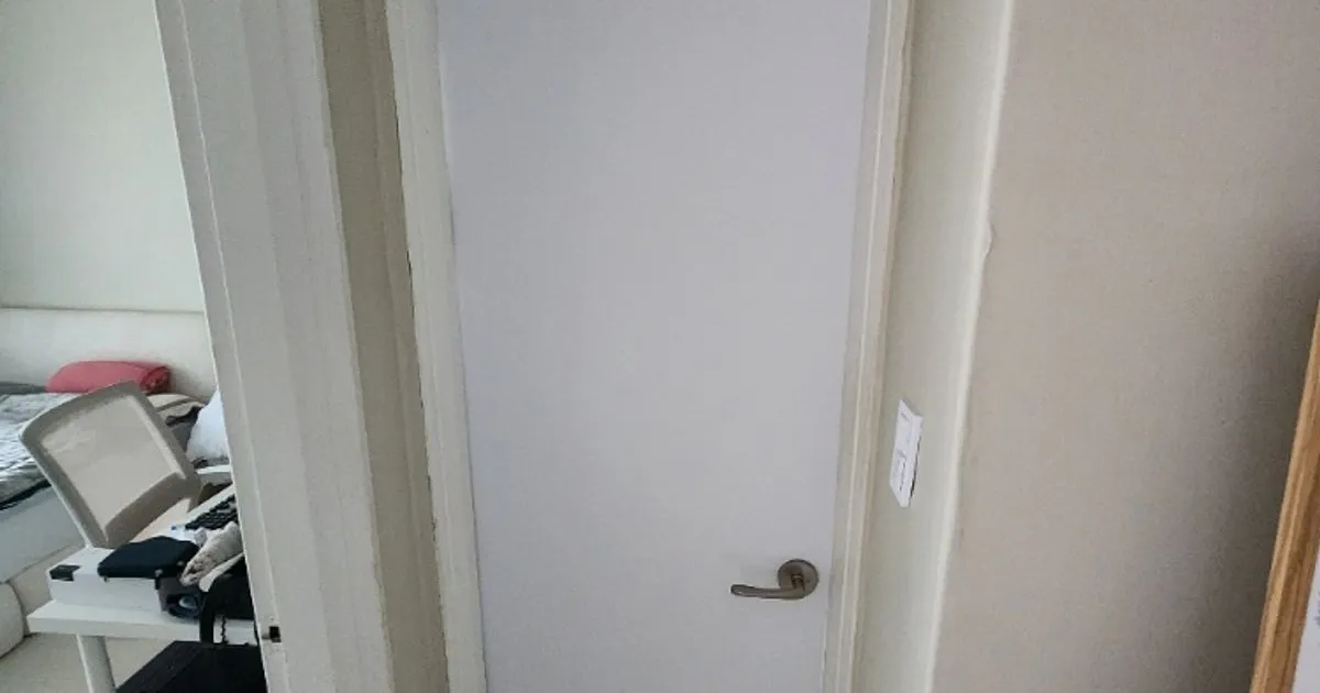 세입자가 사는 집이 고장낫다는 연락에 부랴부랴 연락드렷는데 바로 다음날 오셔서 수리해주셨습니다 문 전문가세요 약속은 확실히 지키시는 분 숨고 숨은고수