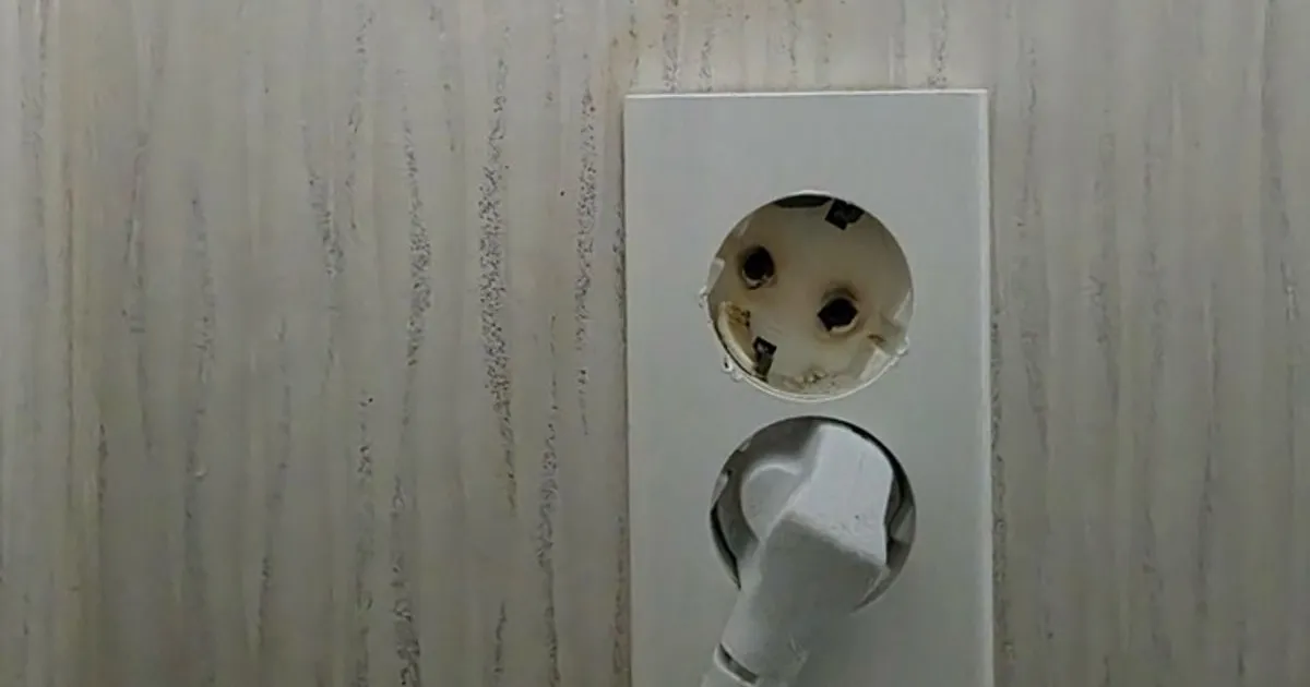 너무 오래된 구축 아파트라 에어컨 콘센트와 배선 관련 문제가 너무 많았습니다 콘센트가 늘어붙고 차단기가 내려갔거든요 배전반과 더불어 해당 문제들을 꼼꼼하게 다 해결해