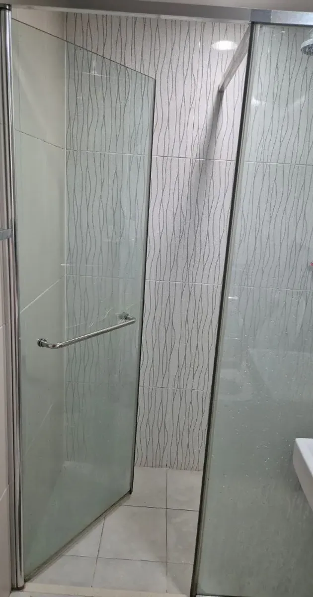 욕실 샤워부스 문 철거 및 욕조 수전 교체했어요 비용 합리적이구요 철거한 자리에 얼룩이 보이지 않도록 실리콘으로 나사