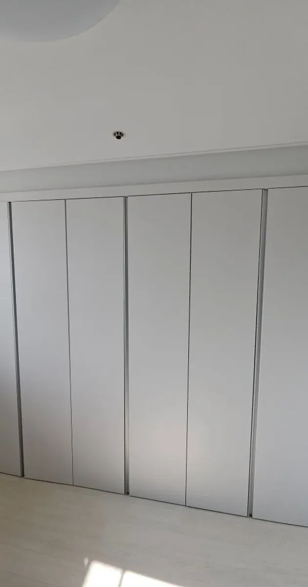 꼼꼼하게 잘 해 주십니다 약간 아쉬운 부분 말씀 드리니 작업 당일 저녁에 바로 와서 수정해주셨어요 화이트톤으로 바꾸니 전체적으로 집안 분위기가 밝아져서 매우 만족해요