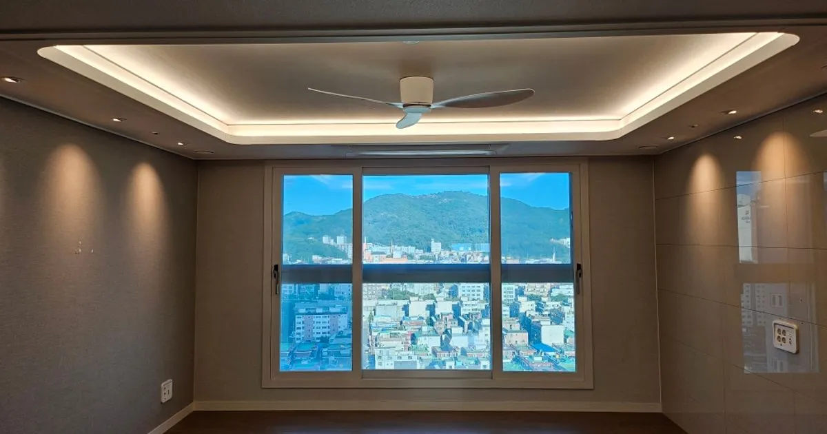 이사하면서 실링펜 조명 우물천장 그리고 사진다는거 했는데 일단 너무친절하시고 도배팀하고 같이 움직이셔서 공사도 한번에 되고