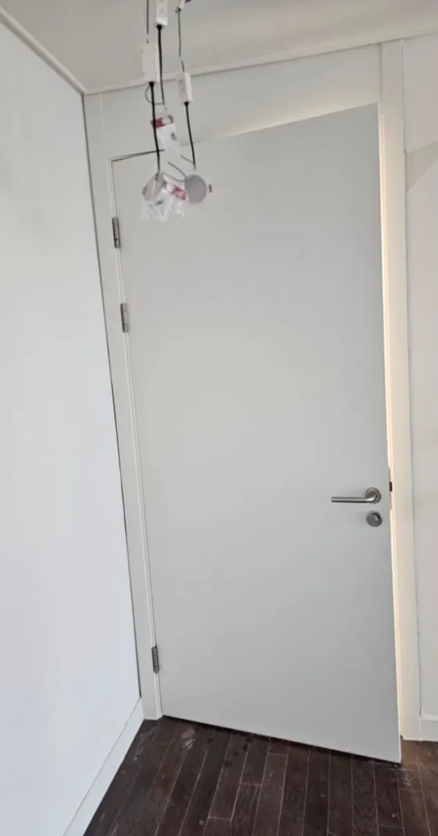 도배 일정이 잡혀 있어 급하게 요청드렸는데 사장님 일정을 조정해서 맞춰주셨습니다 꼼꼼하고 마감까지 완벽하게 마무리 되었어요 숨고 숨은고수