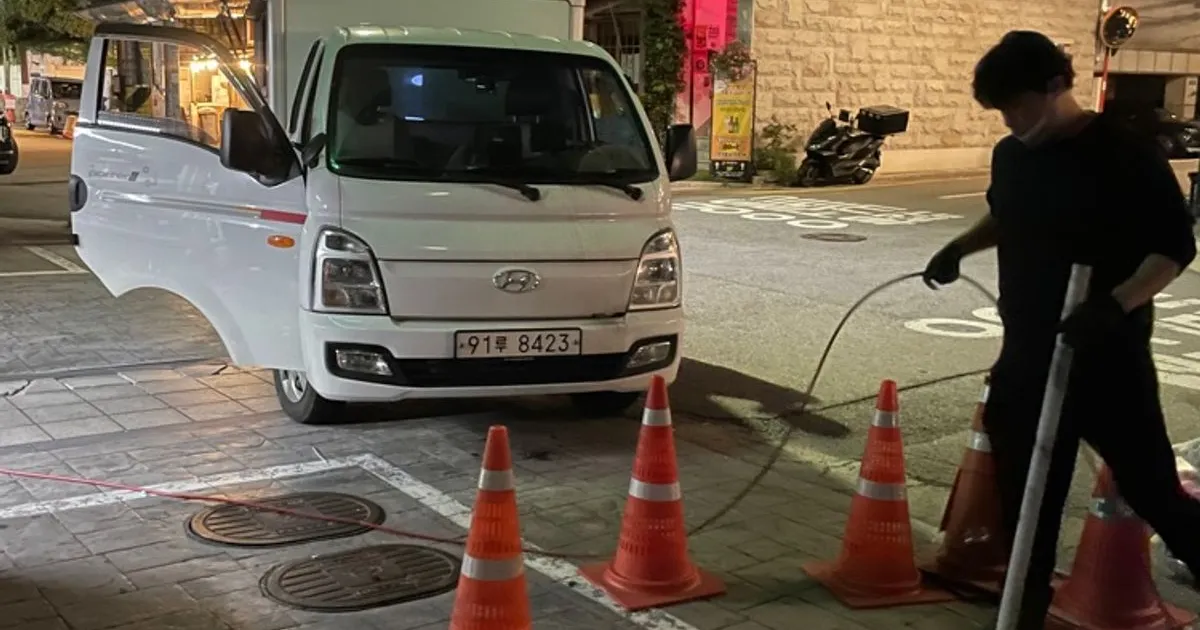늦은시간까지 게다가 주민들도 와서 일일이 집중해야하는 작업인데 꼼꼼하게 설명도해주시고 날더운데 고생많으셨습니다 추후 제 집에서