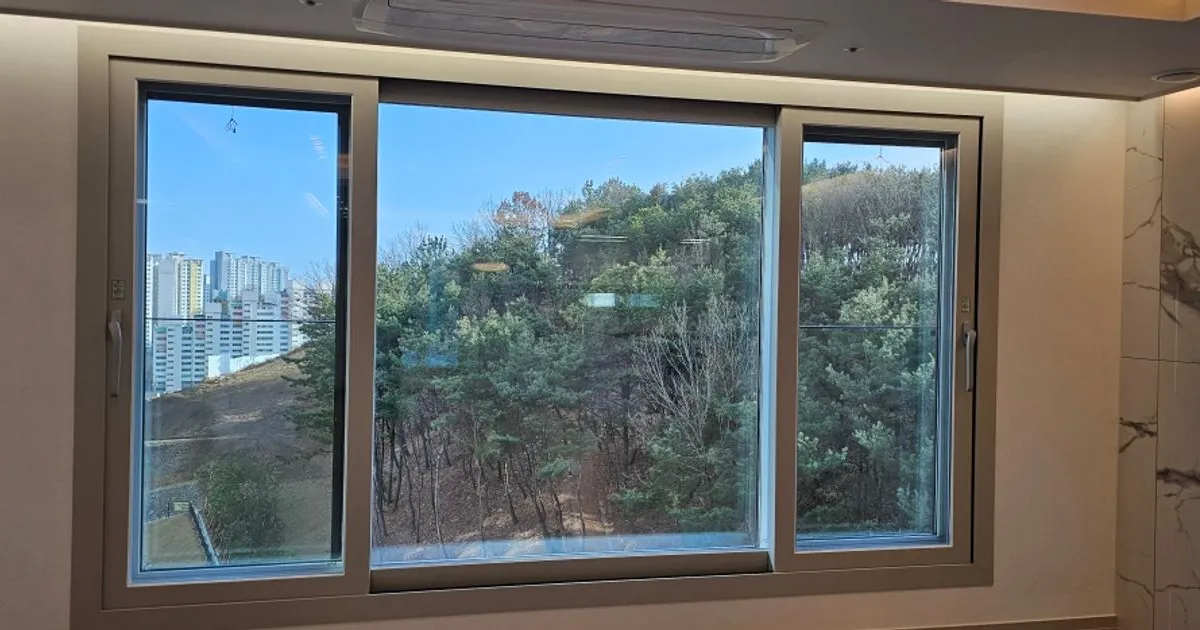 꼼꼼하게 청소 잘 해 주시고 친절하세요 붙박이장 많은데 하나하나 다 탈거해서 깨끗히 해 주셨어요 외부창 너무 깨끗하구요