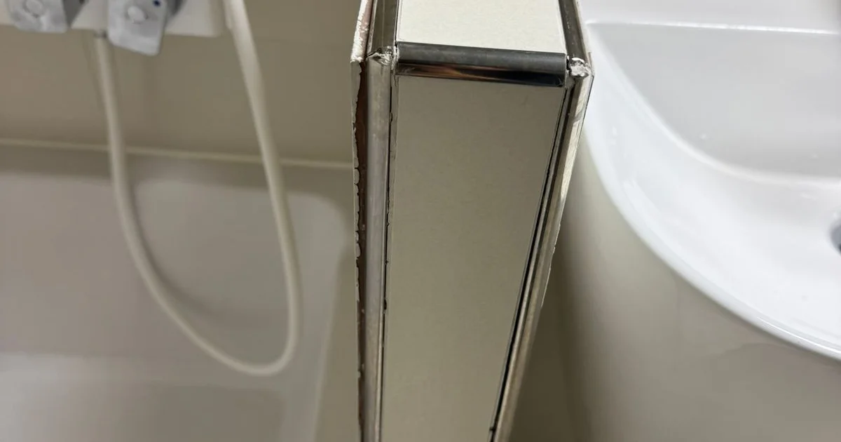 욕실 타일이 벌어져서 작업 의뢰드렸습니다 비용은 타 업체에 비해 싼편은 아니였지만 꼼꼼하게 잘 마무리해주셨고 정리까지 깔끔하게 잘 해주셨습니다 특히 1년동안 As가