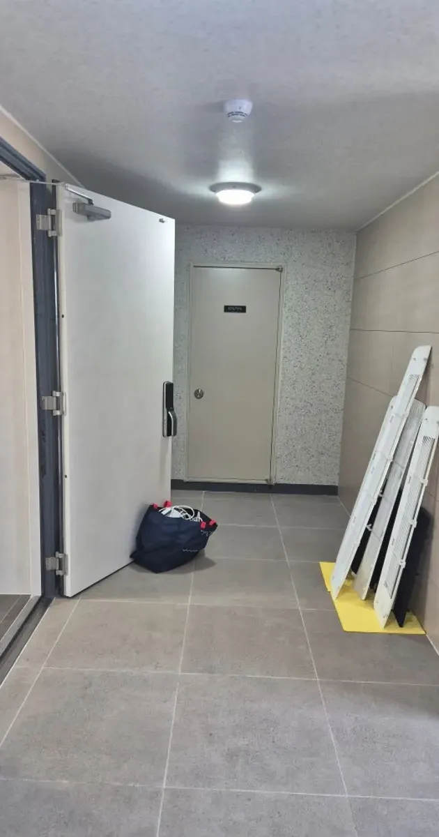 입주청소 저렴하게 진행했습니다 창틀 곰팡이 때문에 추가비용이 좀 나오긴 했지만 깔끔해져서 좋아요 숨고 숨은고수