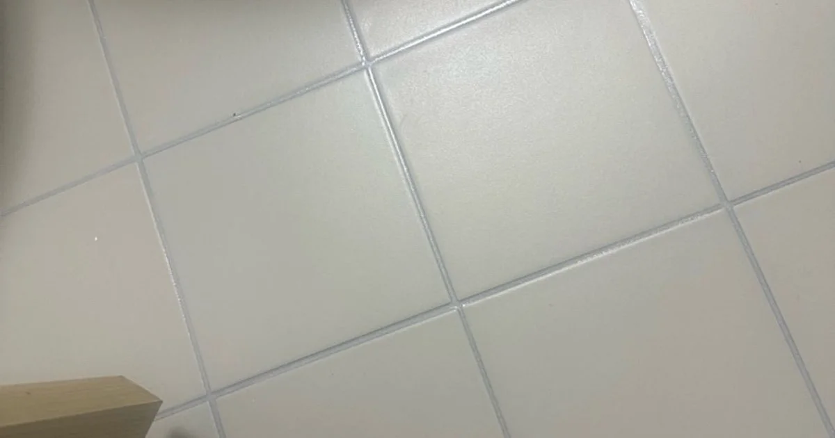 생각지도못하게 바닥에 물기가있었는데 사장님께서 꼼꼼하게 말려주시고 작업해주셨어요 상세한 설명도 해주시고 시공후 바닥이 깔끔해져서
