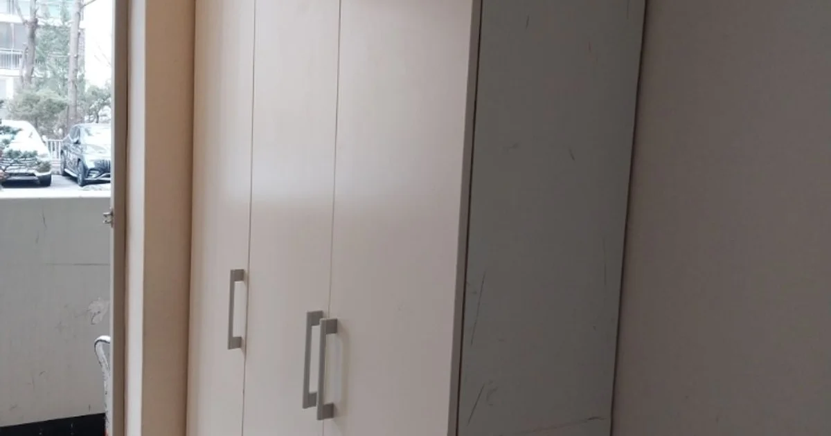 처음에 현관문 시트지 의뢰해서 진행했는데 작업을 너무 깔끔하게 잘해 주셔서 신발장까지 현장에서 바로 진행 했습니다 즉석에서 요구사항 바로 반영 해주시고 절대 헛투로