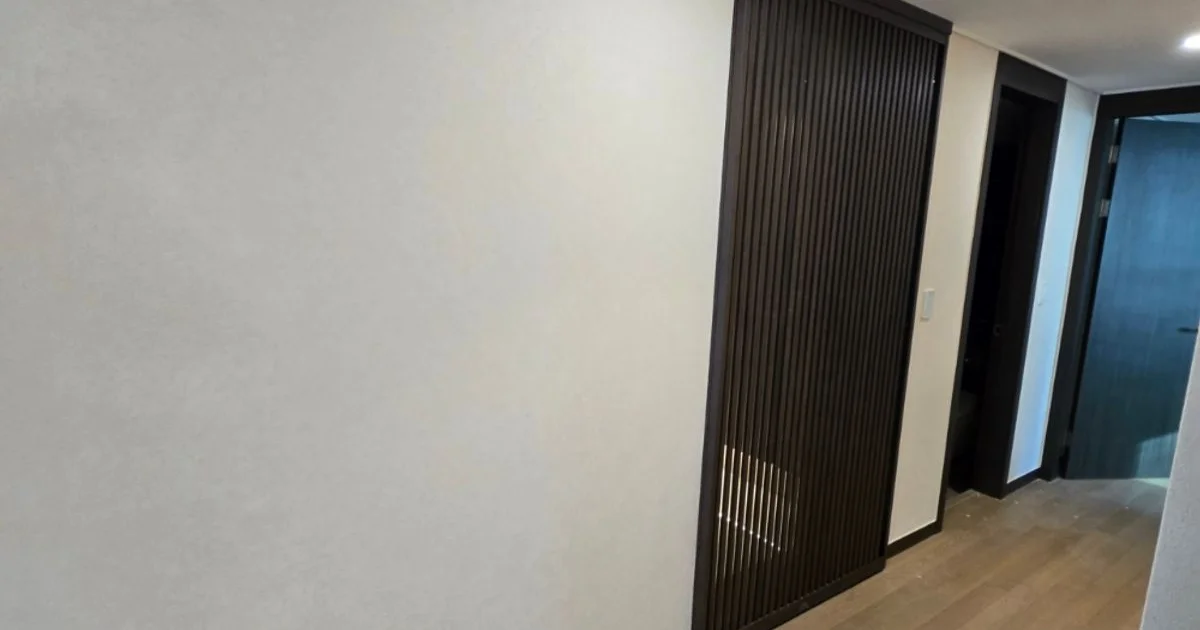 사장님께서 꼼꼼히 도배를 잘해주셨습니다 집이 너무 예쁘게 잘 나와서 만족합니다 그리고 As 요청도 너무 친절히 빠르게 대응해