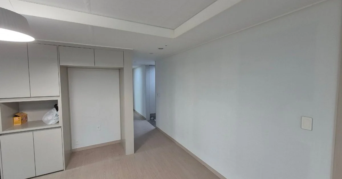 입주 들어가면서 제일 걱정했던게 도배였는데 걱정을 왜했나 싶을정도로 너무 꼼꼼하고 예쁘게 잘해주셨어요 ㅠㅠㅠㅠㅠㅜ 마르기 전이라 울퉁불퉁 하나 3 4일 지나니까 찹