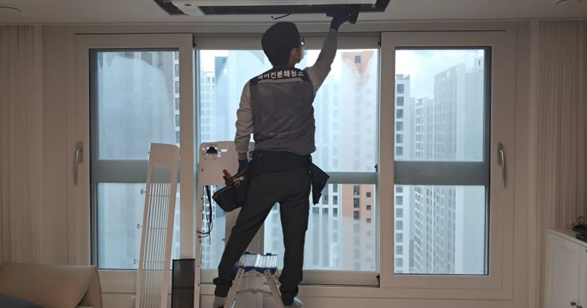 에어컨 크리닝의 전문가 답게 시작전 작동상태 오염을 체크하고 2명 분업화해서 일사천리 분해 세척작업하고 정상작동 여부 잔 소음까지 해결하고 장시간 깔끔히 사용하는