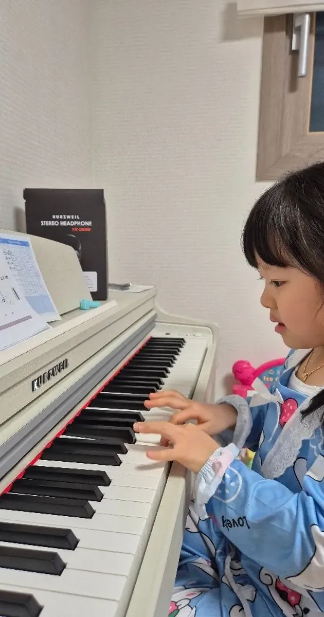 선생님이 밝고 좋으셔서 저도 아이도 고민없이 수업 받기로 결정했어요 또 아이에게 맞는 과정을 상담하며 잘 알려주셔서 선생님 믿고 따라가면 될 것 같아요 선생님 가시자마자