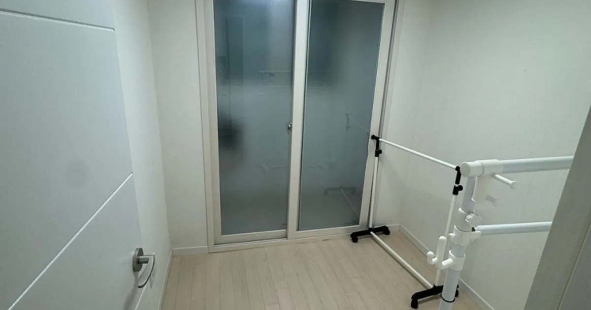 청소는 두시간 진행했습니다 세탁기 에어컨 냉장고 청소 추가해서 6만원 더 들었고 만족했습니다 숨고 숨은고수