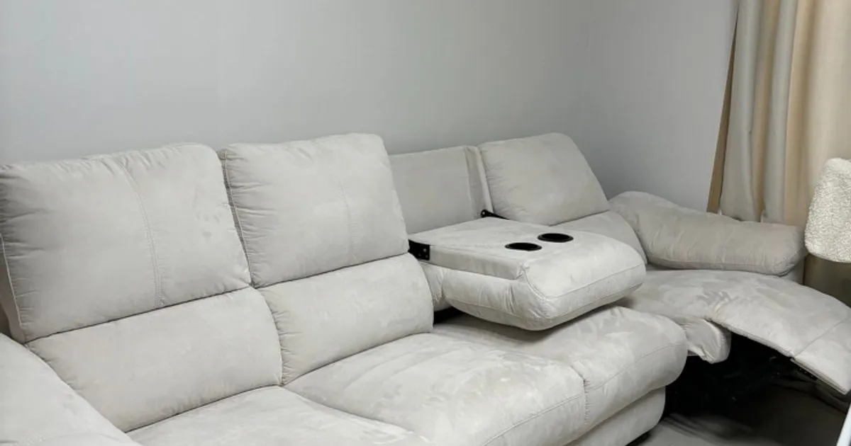 전화로 상담 잘 해주시고 주소 변동이 있었음에도 친절하게 다 받아주셨어요 끝까지 쇼파 위치와 등받이 거리까지 생각해주시면서 편한점을 물으시고 배치해주시고 쿠폰 적용 설명도