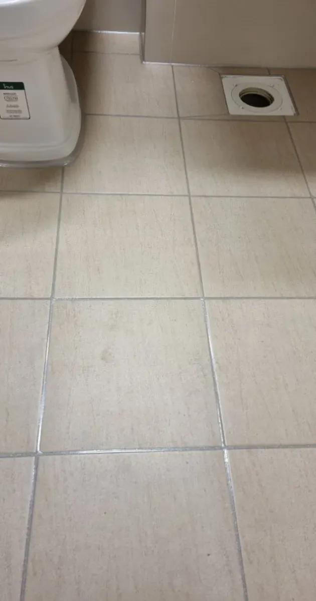 젊은 사장님이 센스있게 색깔 잘골라주시고 완성도 높게 시공해주셨어요 리모델링후 욕실만 못해 아쉬웠는데 줄눈만으로도 한결 욕실이