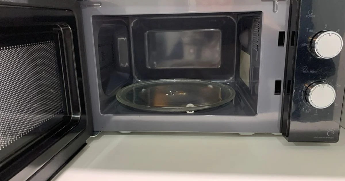 입주청소를 맡겼는데 정말 만족스럽습니다 구석구석 꼼꼼하게 청소해 주셔서 새집처럼 깨끗해졌어요 먼지나 얼룩 하나 없이 깔끔하고