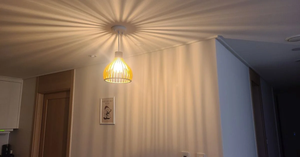 기존 조명 볼 때마다 너무 거슬렸는데 고수님이 뚝딱 바꿔주셔서 속이 시원하네요 일정도 잘 맞춰주시고 비용도 합리적이어서 좋았습니다 주변에 지인들한테도 많이 추천할게요