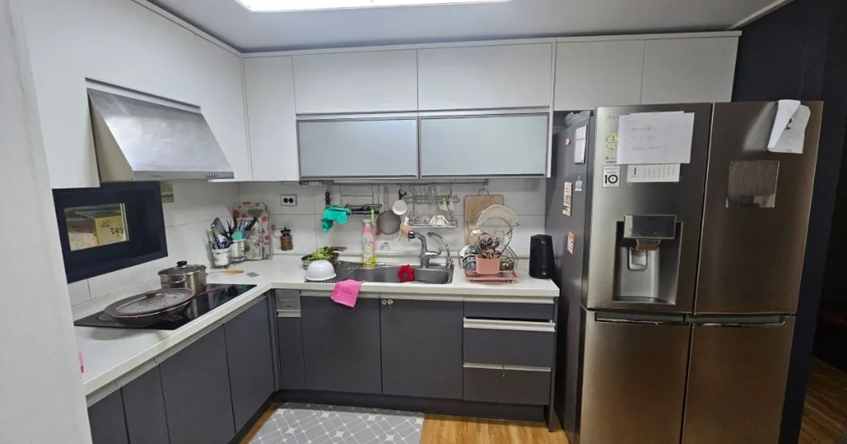 식세기를 빌트인으로 넣고 싶어서 여기저기 알아보다가 방문 상담을 즉각 오셔서 싱크대 교체까지 하게됐어요 좁은공간에 디자인 나오기 힘들거라 예상했는데 사장님께서