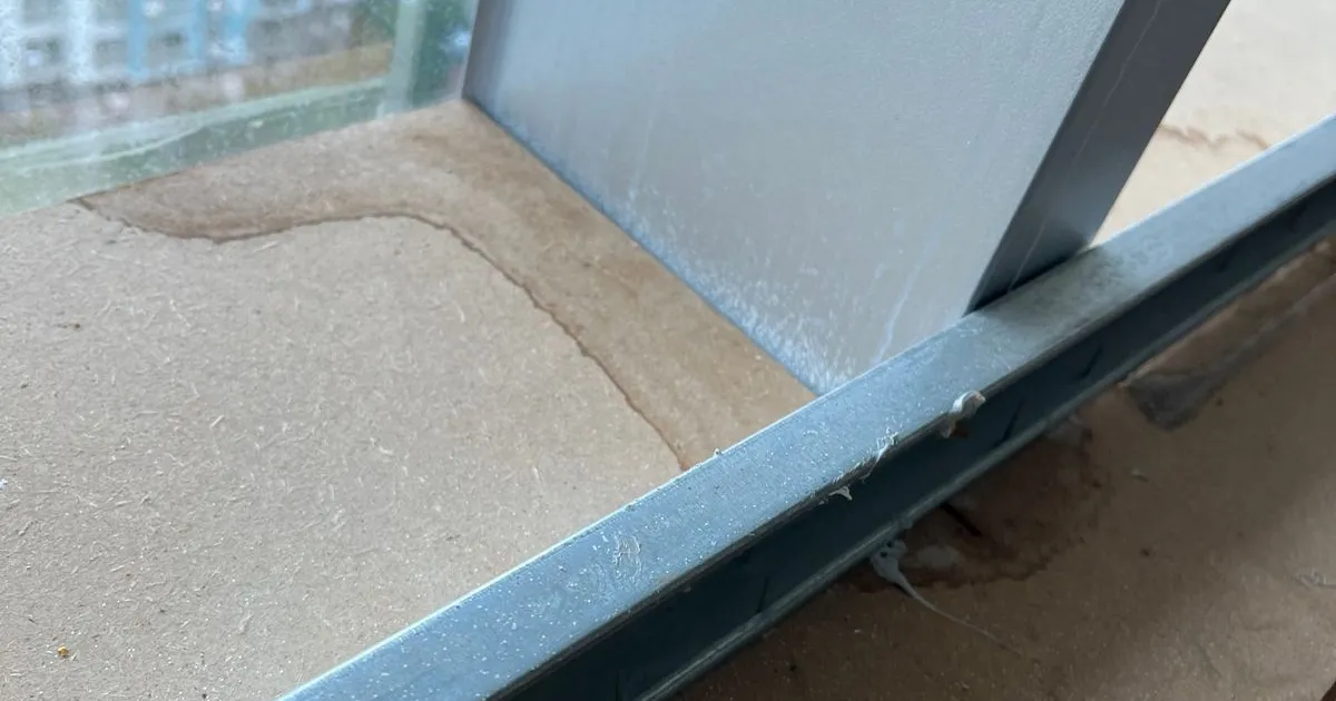 기존에 여러번 다른 작업자 분들이 하셨는데 난이도가 높았는지 창문으로 새는 빗물을 못잡고 있었습니다 숨고를 통해 제일 리뷰와 실적이 많은 사장님과 연락이 되었고 예상대로