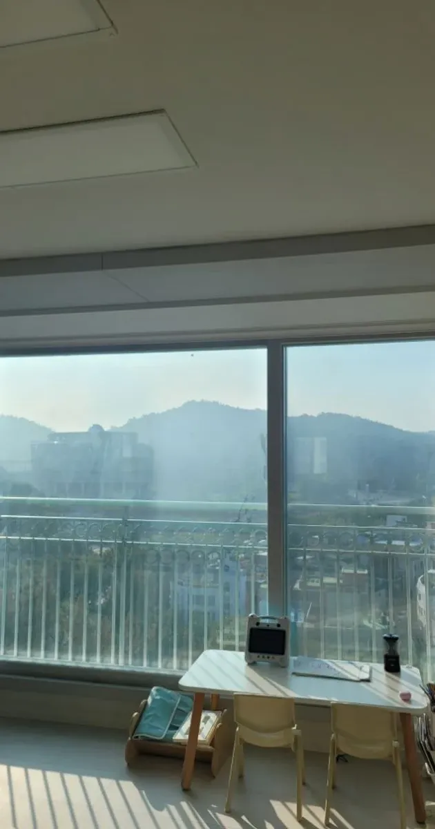 젊으신분이 오셨는데 엄청 꼼꼼하고 깨끗하게 해주셨어요 거실만 하려다 후기가 좋아서 안방베란다랑 주방까지 의뢰드렸어요 미세