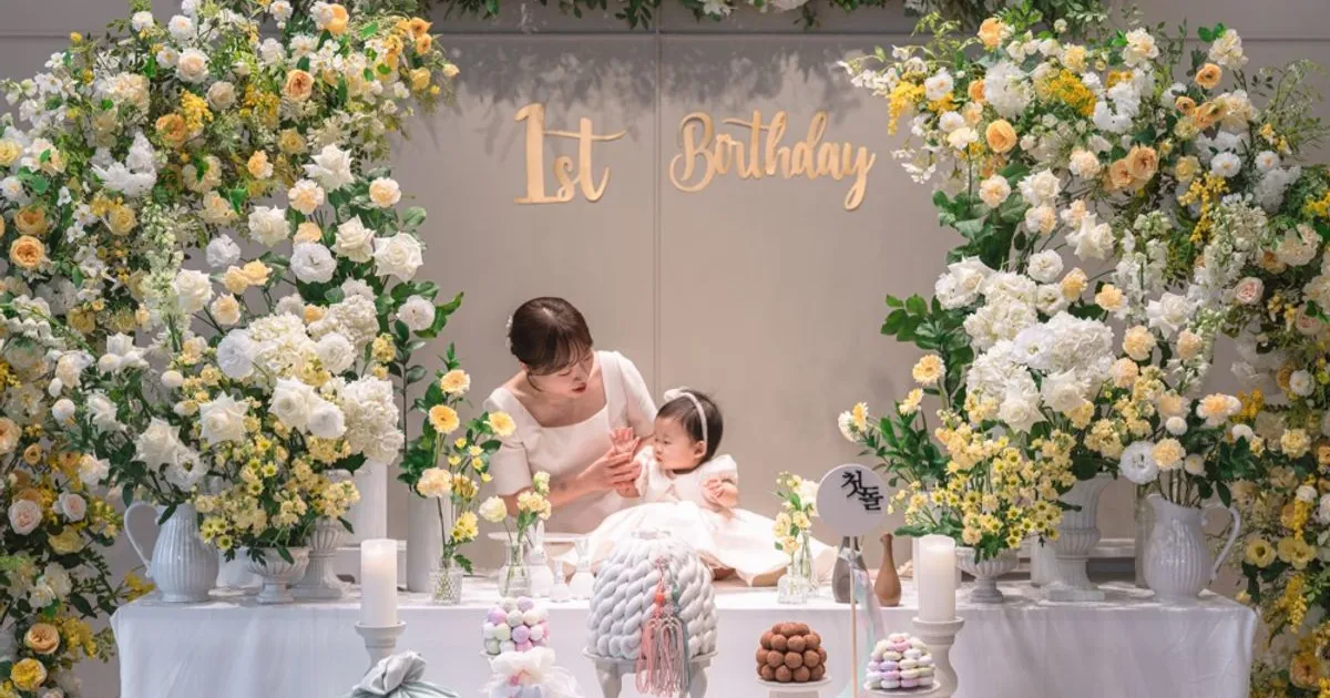 우선 작가님 리뷰와 샘플 사진 보고 괜찮은 것 같아서 작업 의뢰 드렸는데 진짜 만족도 100프로에요 돌잔치 시작 전에 미리 오셔서 스냅 촬영할 곳 찾아봐주시고 아기가