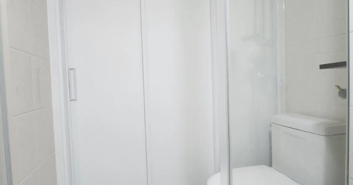 타업체가 부른 금액이 너무 부담되어 설치하지 않고 불편하게 살까 생각했는데 사장님께서 제 기준에 충족하는 금액과 스타일로 정말 잘 맞춰 주셨습니다 공사하기 어려운