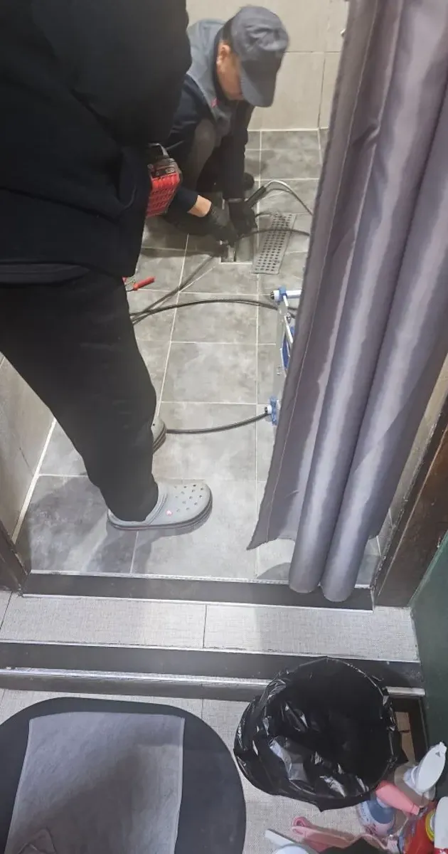 가게 샤워실에 물이차올라서 걱정이었는데 잘해결햇습니다 숨고 숨은고수