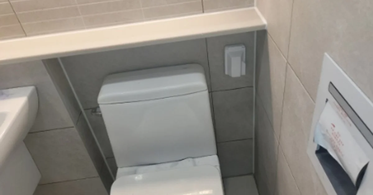 급하게 진행한 건인데 너무 친절하게 잘 설명해 주셨습니다 기존 줄눈업체의 서비스로 받은 실리콘에 반짝이 등이 있어서 제거하고 새로 시공하는 건인데 오셔서 잘 설명해주시고