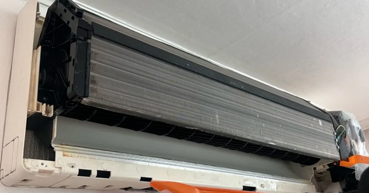 이사 첫날 혹시 몰라 에어컨 청소부터 요청 했는데정말 하길 잘했다 싶었습니다 전 세입자가 한번도 청소를 하지 않았는지 먼지외 곰팡이가 어마어마 했는데 고수님께서