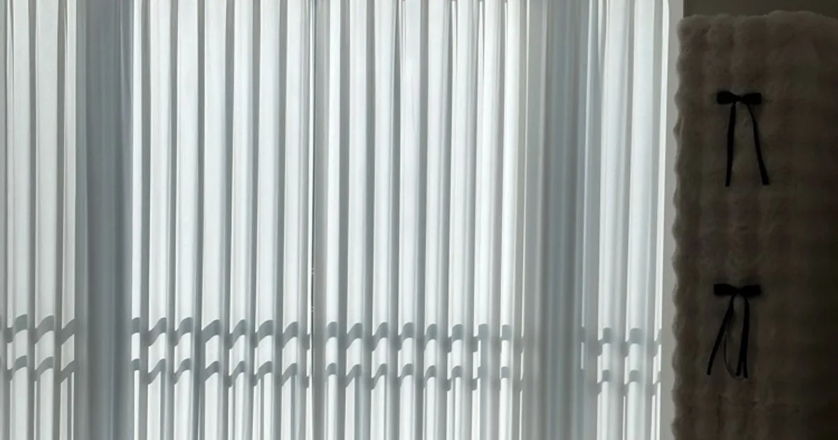 드디어 커튼을 달았어요 기대 반 걱정 반이었는데 분위기가 확 달라졌어요 처음엔 기성 커튼을 살지 맞춤으로 할지 고민했는데 역시 맞춤이 퀄리티가 다르네용 여러 업체랑