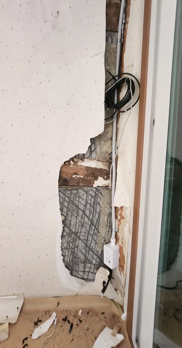 너무 오래되고 낡은 집이라 벽면 상태가 너무 안좋아서 기대 안했는데 깔끔하게 잘 시공된 거 같아요 감사합니다 ~ 숨고 숨은고수