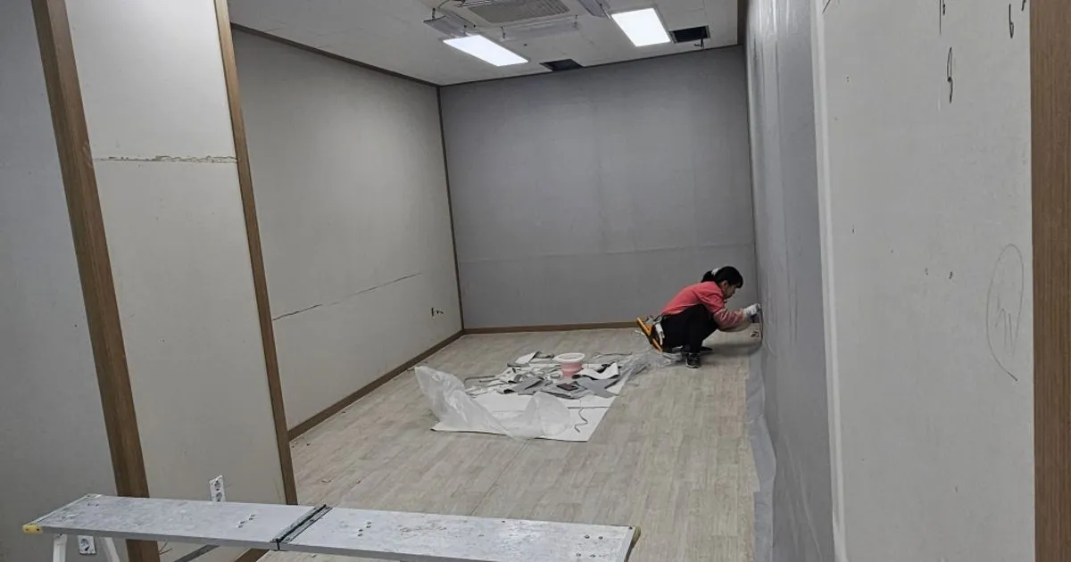 연락되자마자 벽지 샘플북 들고 바로방문해주셔서 상담후 바로 일정잡아서 진행할수있었습니다 시간약속 잘지켜주시고 꼼꼼하게도배해주셔서