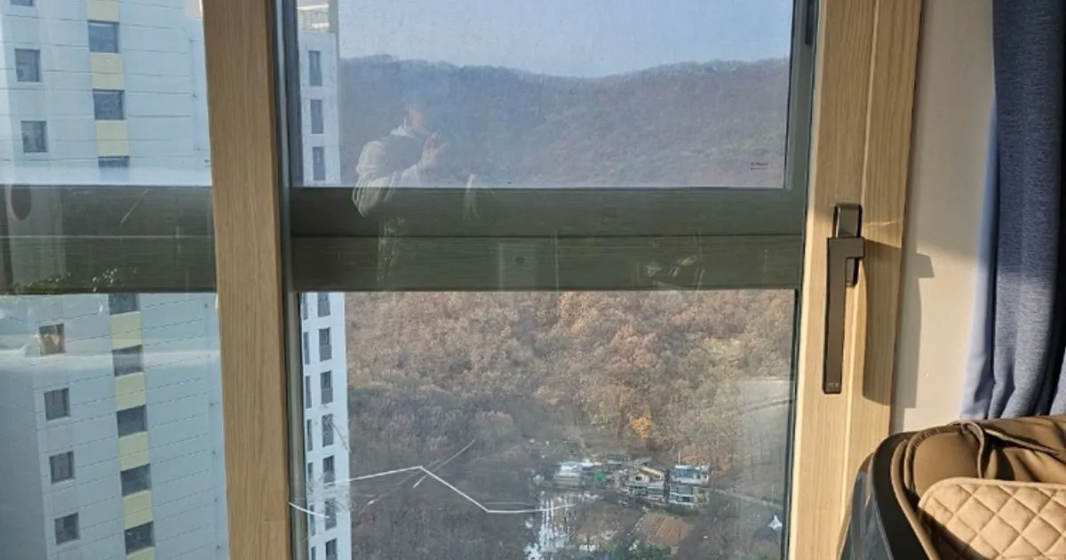 거실 유리창이 갑자기 금이가서 걱정했는데 숨고 고수님이 잘 처리해주셔서 한시름 덜었습니다 작업시간도 엄청 빠르시네요 30분도