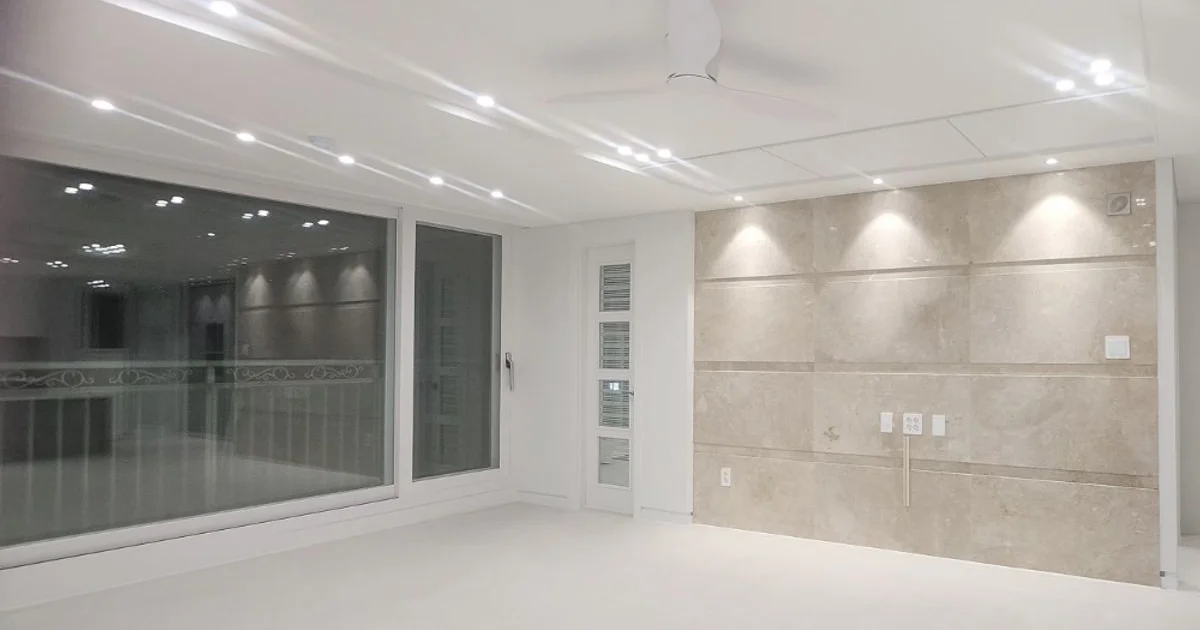 아는분께 조명을 맡기려다가 변경되어 고수님께 연락드렸더니 빠르고 친절하게 상담해주시고 제 일정에 맞추어 신속하게 설치해주셨습니다 분위기있고 예쁜 조명 설치해주셔서 정말