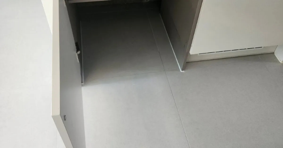 수납장을 로봇청소기 집으로 바꾸는 리폼이었는데 만족합니다 친절하시고 추가 요청한 서비스스프레이건 거치대 고정도 해주셔서