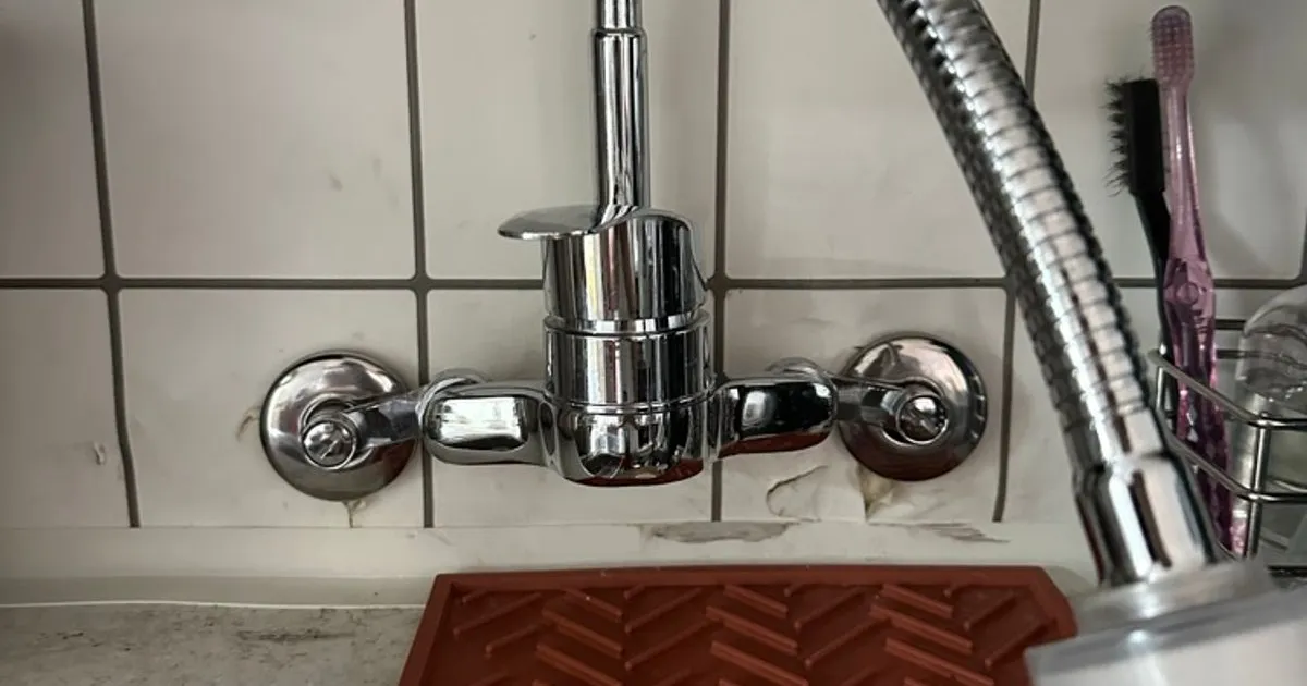 셀프로 수전 고치려다 누수가 생겨버려서 고수님을 불렀는데요ㅜ 친절하고 꼼꼼하게 잘고쳐주셔서 3일 지난 지금도 누수가 없어요 다음에 고칠때는 어떻게 해야하는지도 잘알려주시고