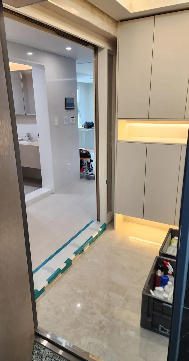 견적을 알아보다보니 보통 청소업체들이 추가금이 있다고 하더군요 사실 현장에서 왈가왈부하기 싫어서 사진을 10장정도 찍어보내드리고 자세한 상담을 통해 자세하게 견적을