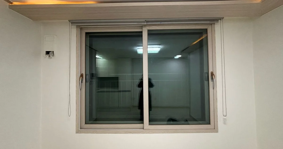 샷시랑 방충망이 흔들거려서 문의드렸는데 정말 친절하시고 신속하게 처리해주셨어요 가격도 합리적입니다 날짜도 급하게 요청드렸는데