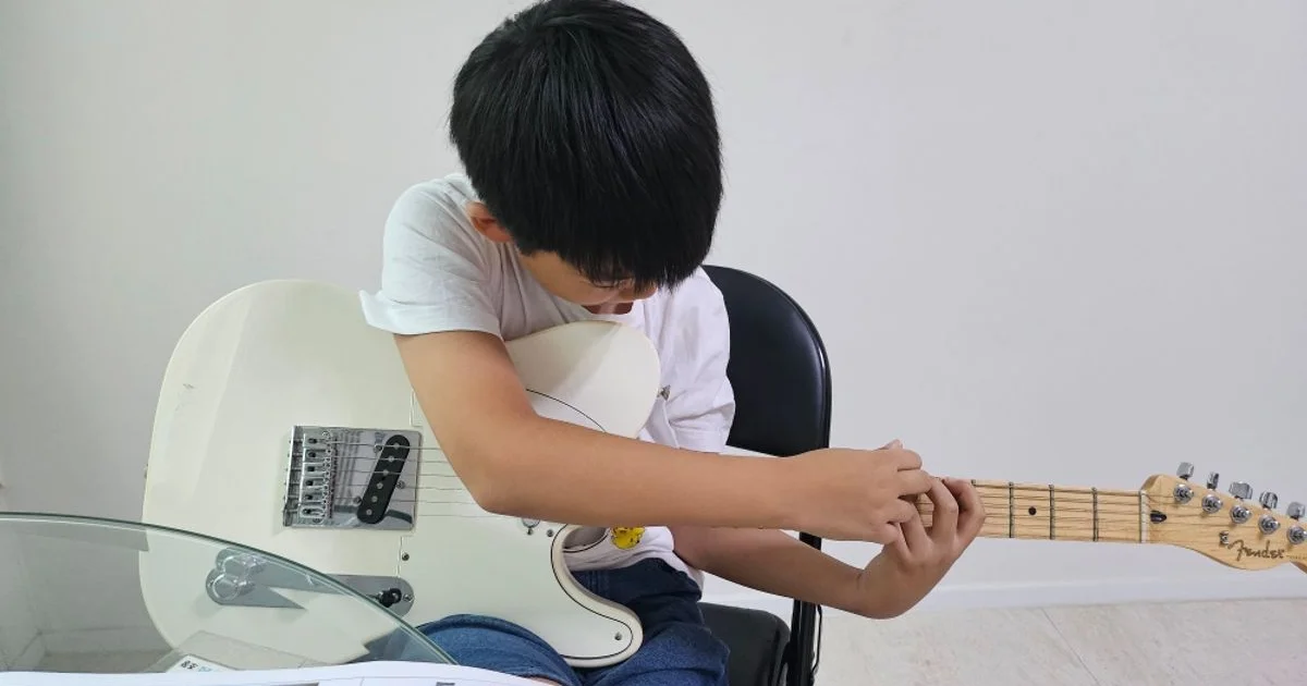 선생님이 차분하시고 설명도 쉽게해주시고 연습실도 깔끙하고 멋지셔서 아이가 좋아하는하네요 숨고 숨은고수