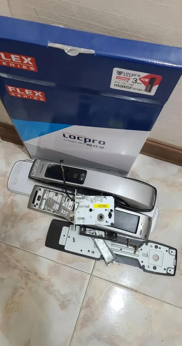 상담 속도가 거의 광속에 가까우며 작업시간은 광속보다 좀 더 빠르고 거의 완벽한 마무리로 설치가 종료 되었습니다 가격은 엄청