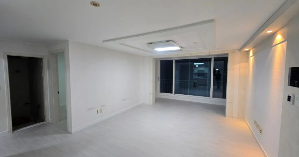 구축 아파트 리모델링 건으로 아빠도배 사장님에게 도배 및 장판 시공 받았는데 만족스럽습니다 시공 후 작은 하자가 있어서 말씀드리니 바로 해결해 주셨어요 합리적인